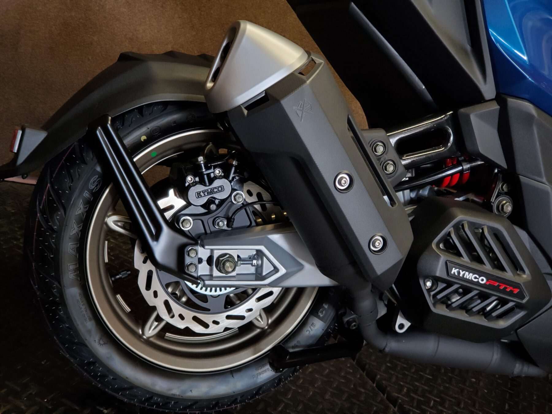 【180㏄】過激すぎるぜ！最強のスポーツ性能を持つスポーツスクーターKYMCO KRV180TCS！｜バイク・自転車の購入修理ならハヤサカサイクル