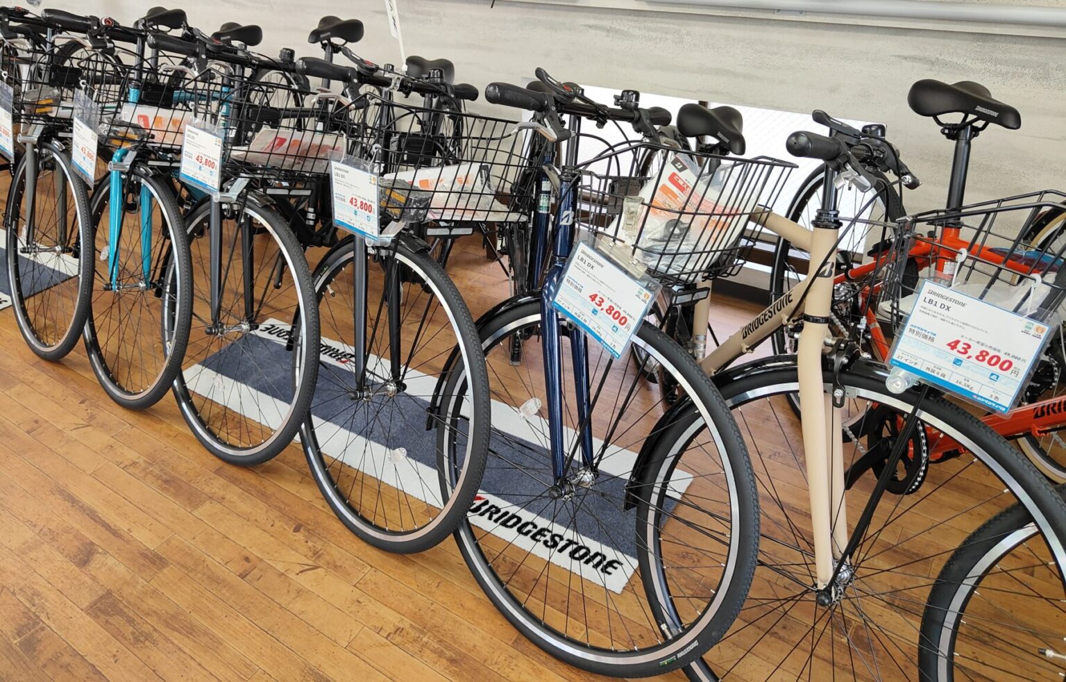ブリヂストン品質のクロスバイク【LB1 DX】限定色を含め、全色展示中です！｜バイク・自転車の購入修理ならハヤサカサイクル